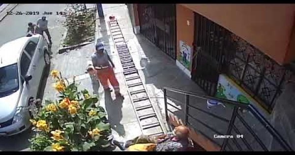 Aus dem Weg: Rabiater Rollstuhlfahrer wirft Mann von der Leiter ...