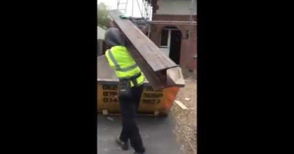 Arbeiter trägt Stahlträger auf der Schulter die Leiter hoch | Webfail ...