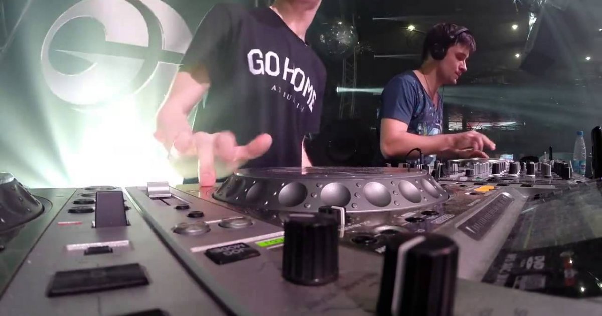 A DJ Pretending To Mix During A Set | Webfail - Fail Pictures and Fail ...