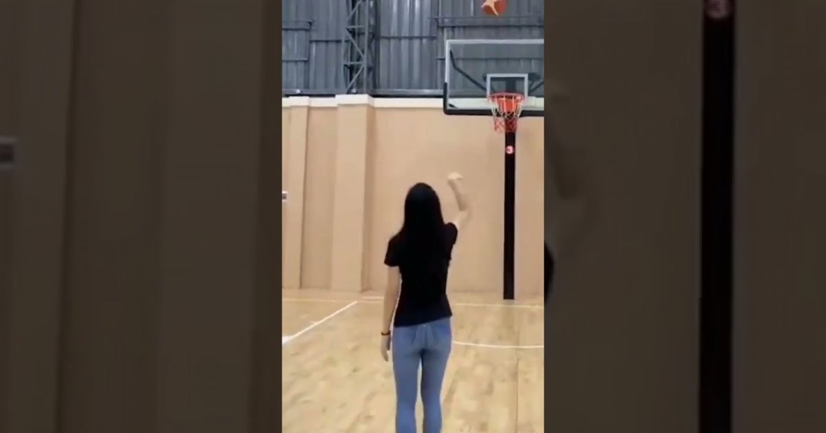 Basketball Player Hits Multiple Shots With One Hand | Webfail - Fail ...