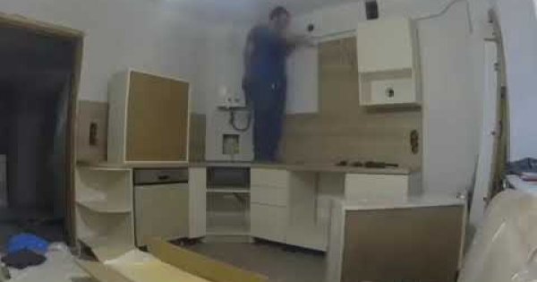 Handwerker trifft versehentlich die Wasserleitung | Webfail - Fail ...
