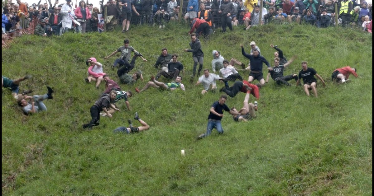 Chasing A Cheese Down The Hill In The Cheese Rolling Contest | Webfail ...