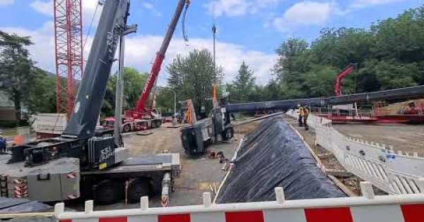 Lifting A Crane Nearly Goes Wrong | Webfail - Fail Pictures and Fail Videos