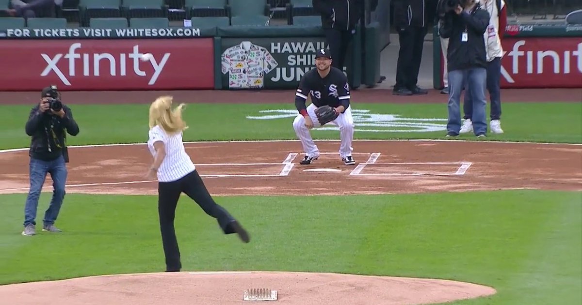 Frau trifft Fotograf mit Baseball beim First Pitch | Webfail - Fail ...