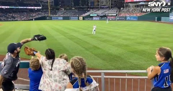 Baseball Fan schnappt kleinem Fan den Baseball vor der Nase weg ...