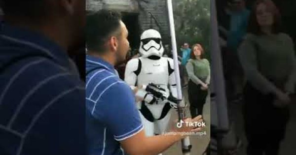 Stormtrooper verarscht Besucher in Themenpark | Webfail - Fail Bilder ...