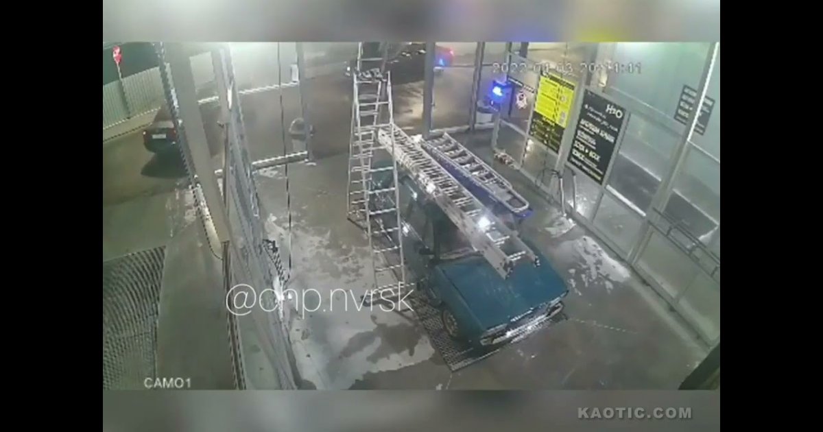 Mann fällt wie ein Ninja von der Leiter | Webfail - Fail Bilder und ...